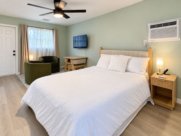 Gulfport Studio Steps To Beach & Restaurants - St. Petersburg, FL