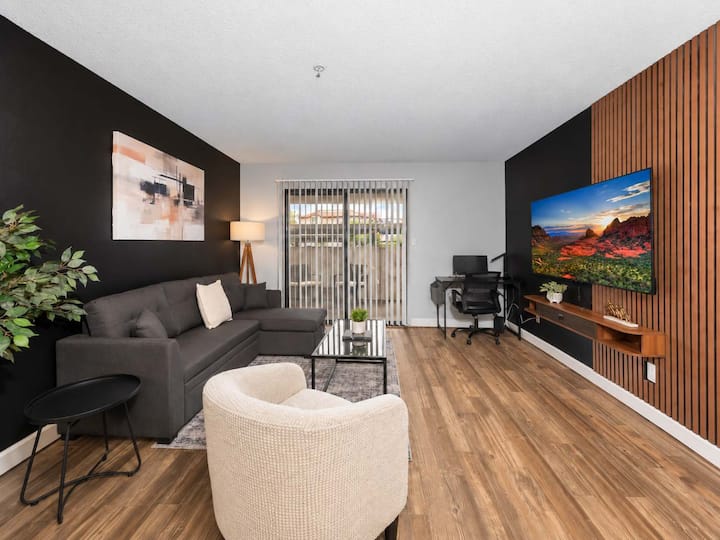 Stylish 2br Getaway Near Asu Pool, Gym + Parking - Tempe, AZ
