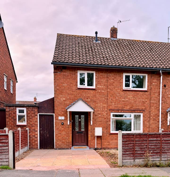 Cosy 3-bed Home  Sleeps 6  Free Parking - Shrewsbury