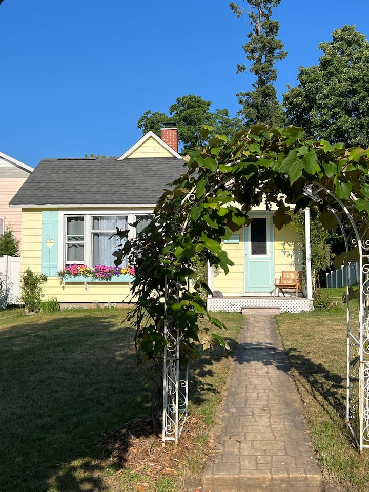 Cottage -Short Walk To Downtown, Hospital, River. - Petoskey, MI