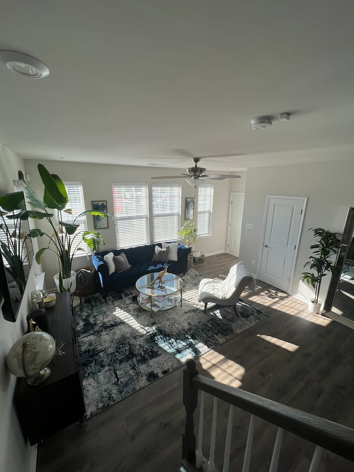 Spacious Modern Townhome | Minutes To Dc & Stadium - Largo, MD