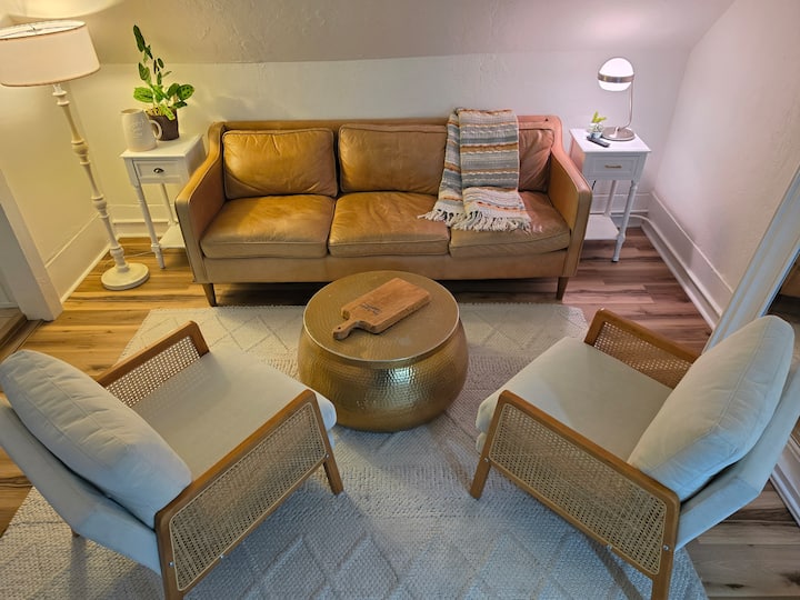A Charming, 3rd Story Suite In Historic Downtown - Petaluma, CA