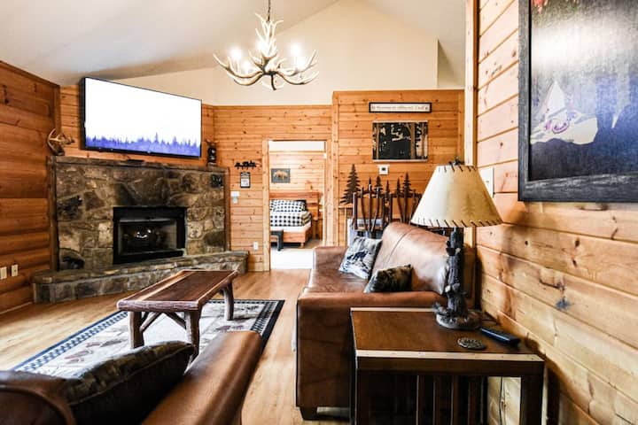 Pets? Yes! Four Master Suites | Step-free Entrance - Pigeon Forge, TN
