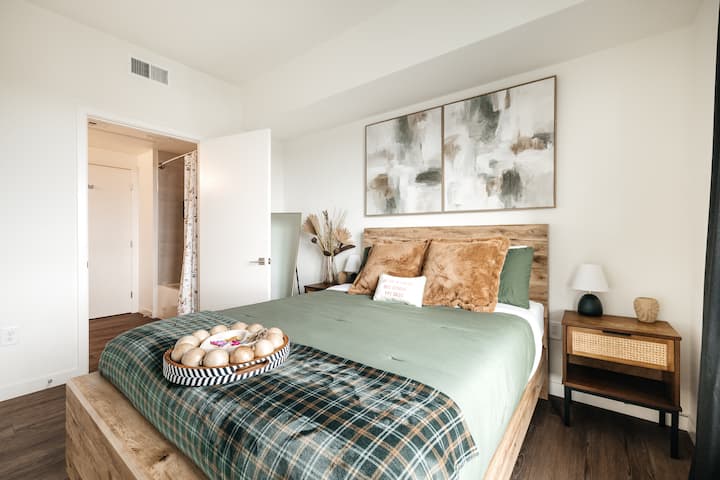 Deluxe Hollywood Stay - West Hollywood, CA
