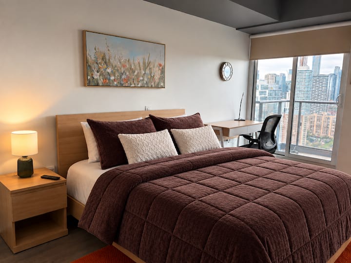 35th Floor Toronto Studio | Stunning City Views - Victoria University