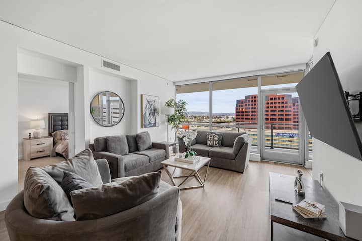 High Ceiling Best Lake View Full Package Airbnb! - Irvine, CA