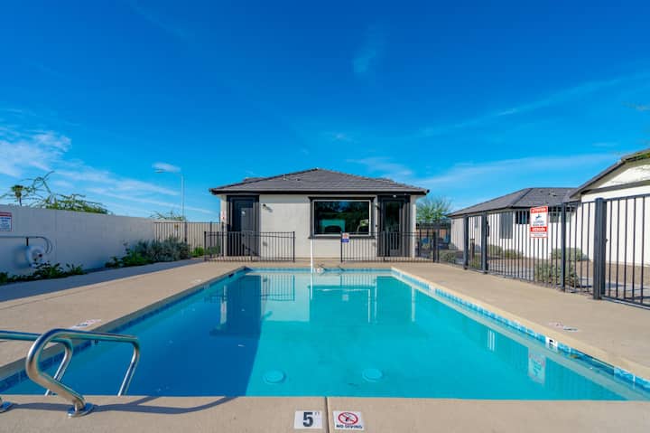 Bright Retreat |2br|pool|gym & Free Parking - Glendale