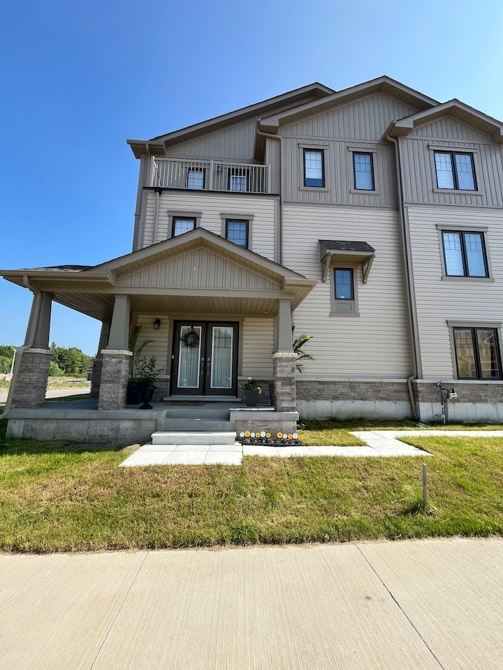 Lilac Corner 
Family-friendly Home Away From Home - Welland