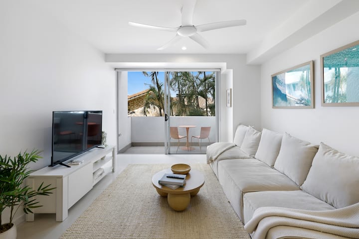 Coastal 2br Apt W/ Pool & Parking ~ 300m To Beach - Gold Coast