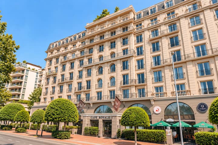 New Cape Royale | Stadium View, Pool & Balcony - Cape Town