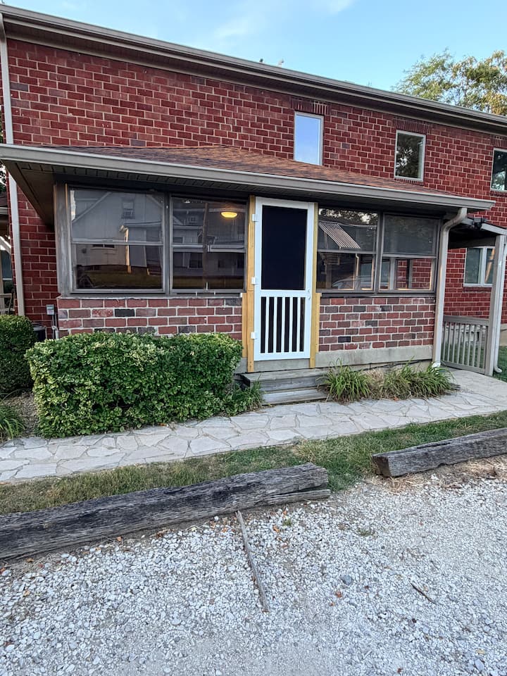 4 Bedroom Less Than A Mile From Stadium & Downtown - Bloomington, IN