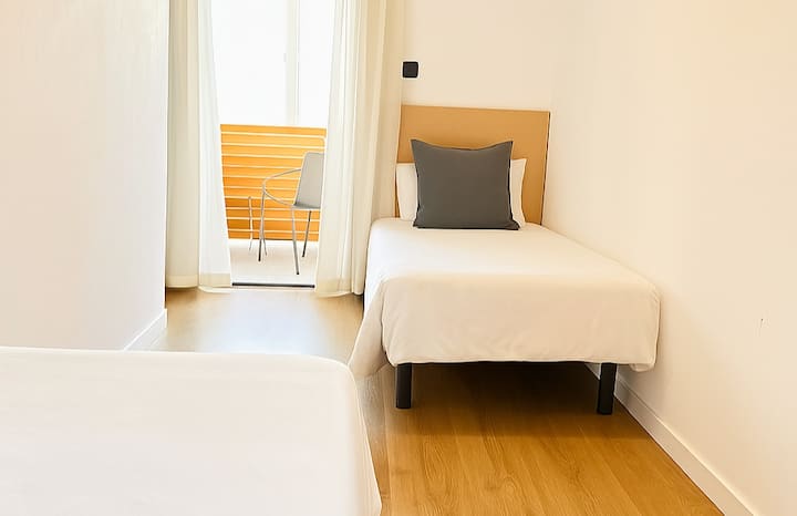 Location First By Plaza Catalunya Twin Room For 2 - Barcelona