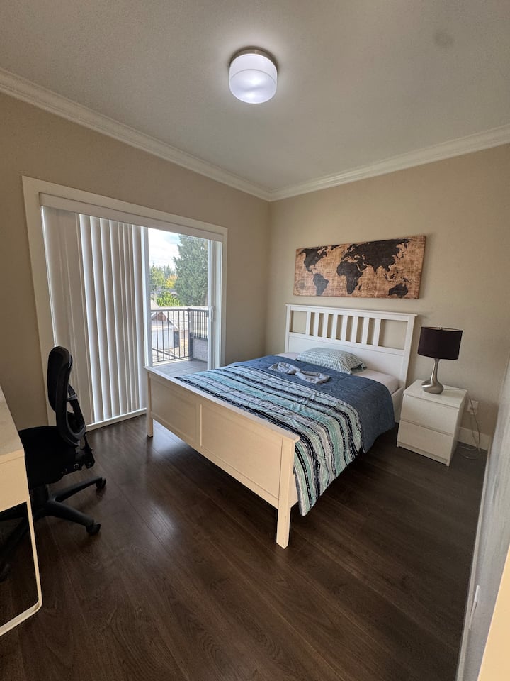 Elegant 2 Bedroom -1 Bath Luxury Suite - Coquitlam