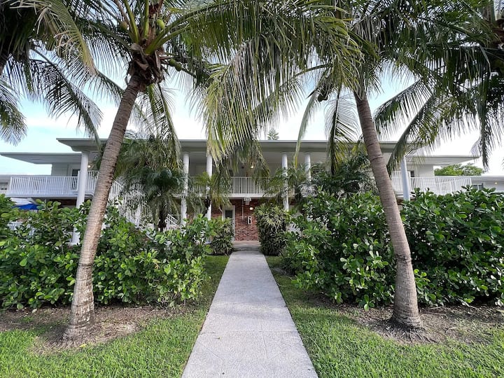 Central Key Biscayne Pool & Beach Access - Key Biscayne, FL