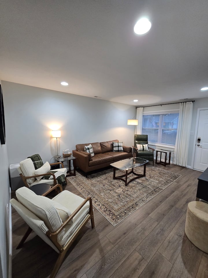 "Greenlights Getaway" ~ King Bed + Private Deck - Bloomington, IN