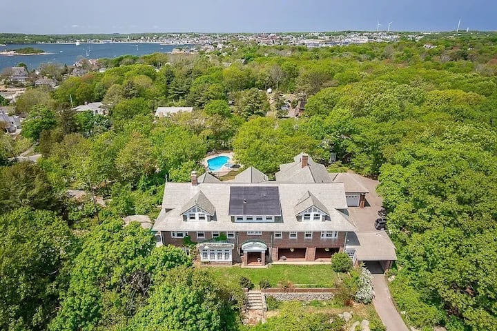 Edgemoor Estate: Pool-hot Tub-gym-sleeps 32 - Massachusetts