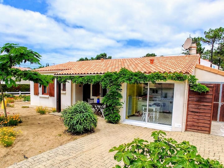Holiday House With Suround Garden Close To Beach. - Angles