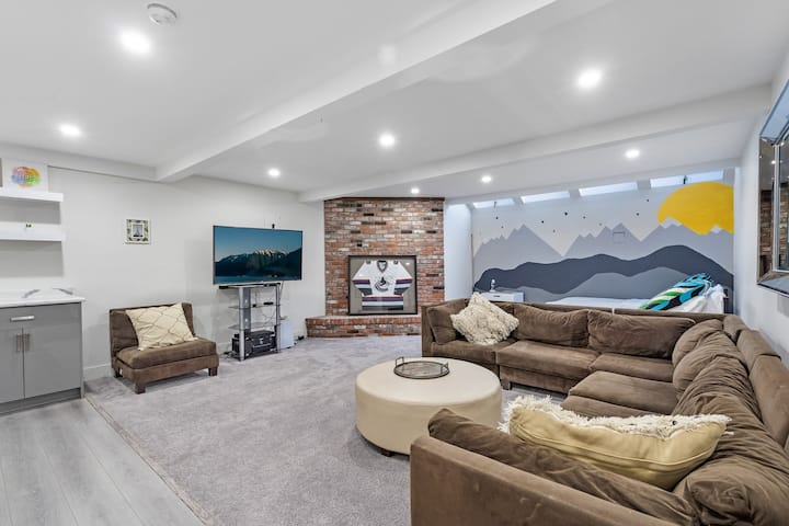 Cozy Skylit 1br Suite - 3 Beds - Vancouver