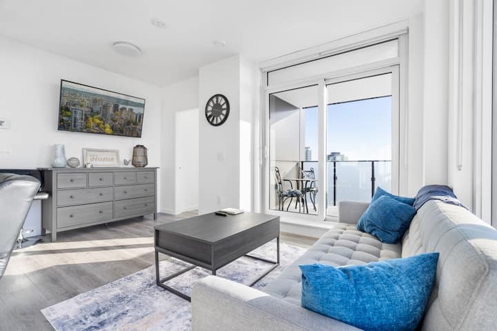Stylish 2 Bedroom Surrey Suite W/ Balcony & Views! - New Westminster