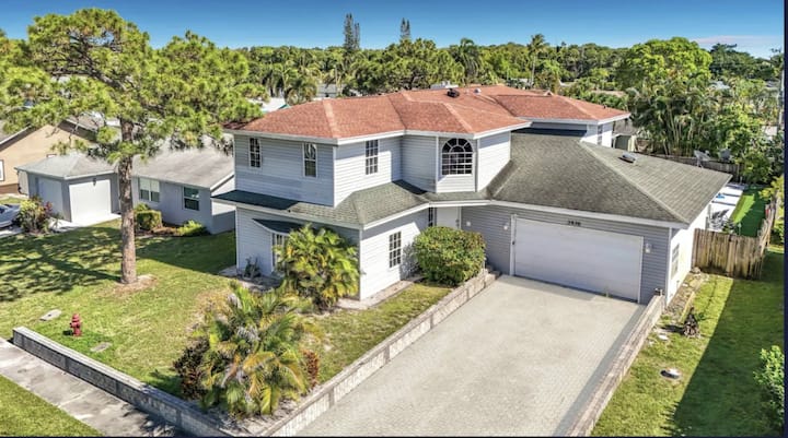 Spacious Resort Home W/ Pool - Gameroom & Sleeps12 - Boynton Beach, FL