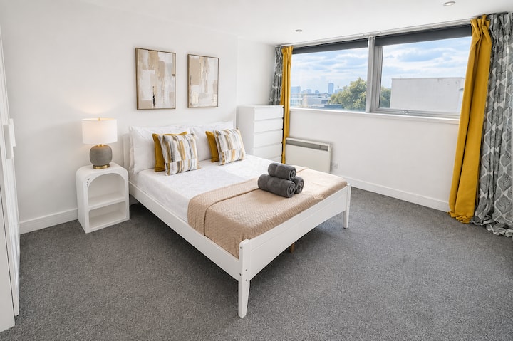 Modern 2 Br Flat With Balcony Near Victoria Park - London, UK