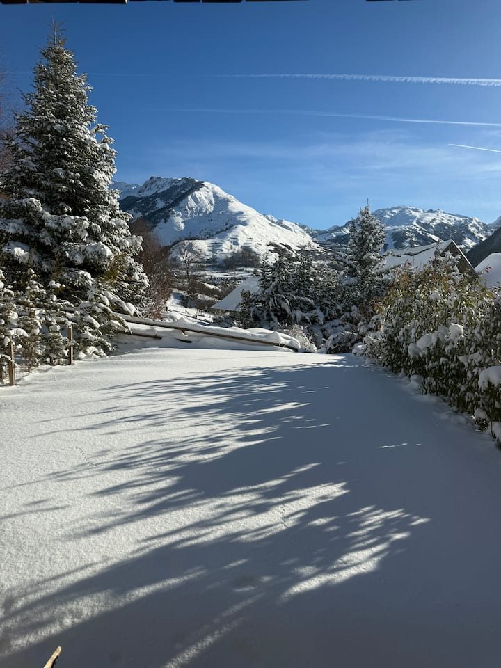 Vista Baqueira · Luxury Chalet With Garden & Views - Baqueira