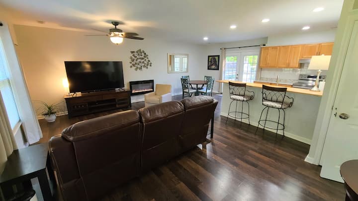 Downtown Cary 2br Retreat | King Bed - Cary