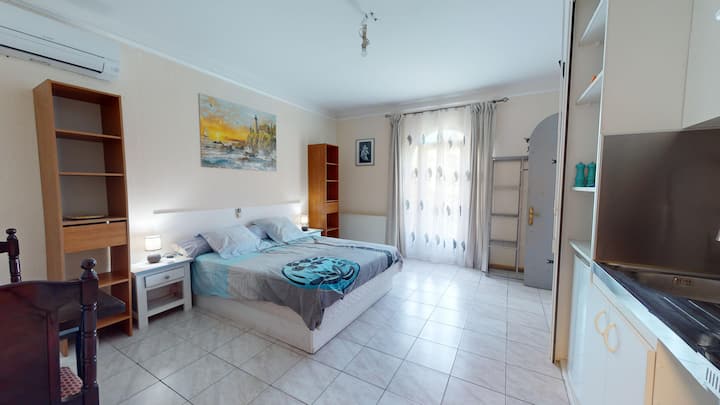 Grand Studio Climatisé, Piscine, Près De L'espagne - La Jonquera