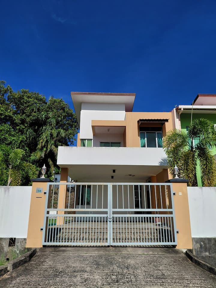 Spacious House In Sg Akar Near Airport & Malls - Brunei