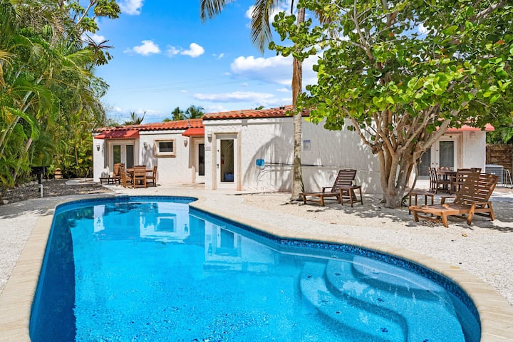 Beachy 2br Villa W/ Pool Access Near Beach - Siesta Key, FL