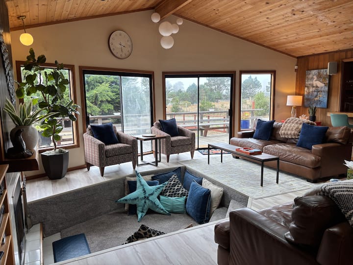 Lighthouse Retreat: Secluded Mendocino Coast Home - Mendocino, CA