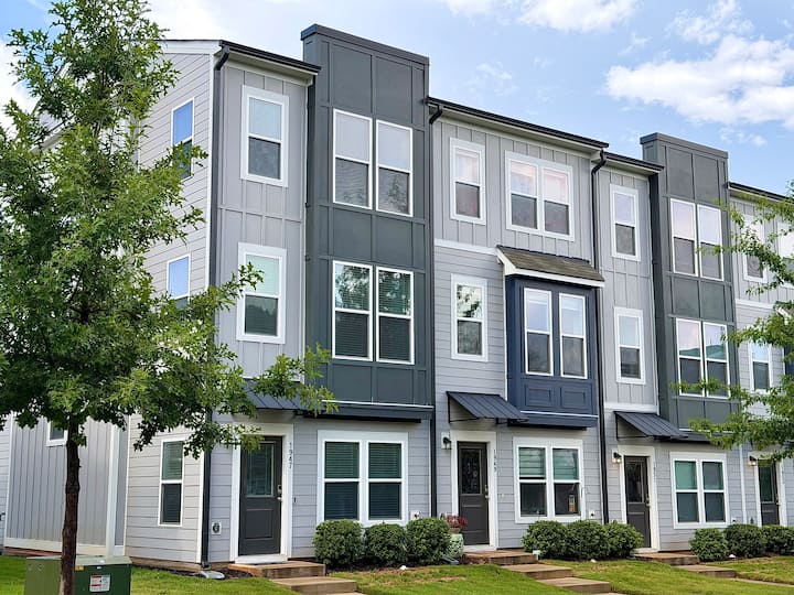 Luxury Townhome Minutes From Downtown With Garage - Raleigh, NC