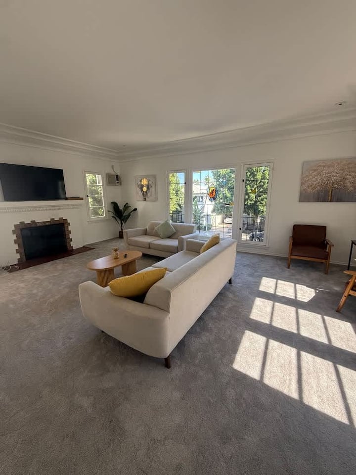 Spacious 3 Bedroom Stay In Beverly Hills - Beverly Hills, CA