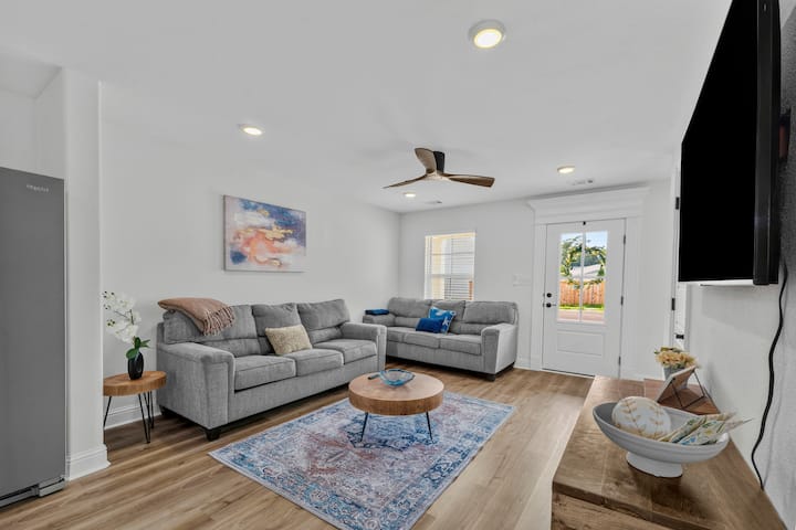 Costal Retreat Near Beach King Bed Fenced Yard - Gulfport, MS