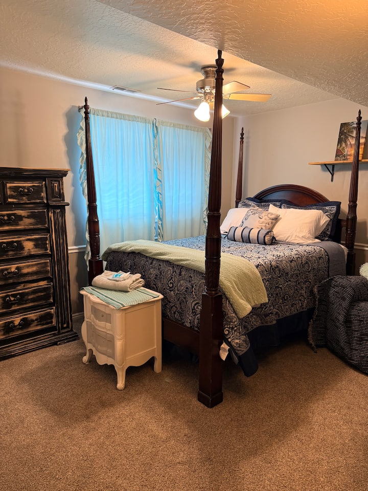 Momma Suzys Place
Room 1 & Hot Tub - Layton, UT