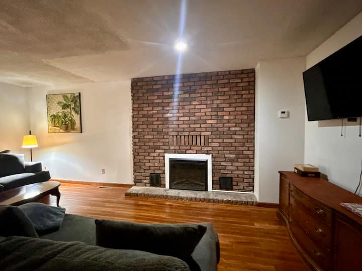 The Maple Retreat Home: Gateway To The Adirondacks - Glens Falls, NY