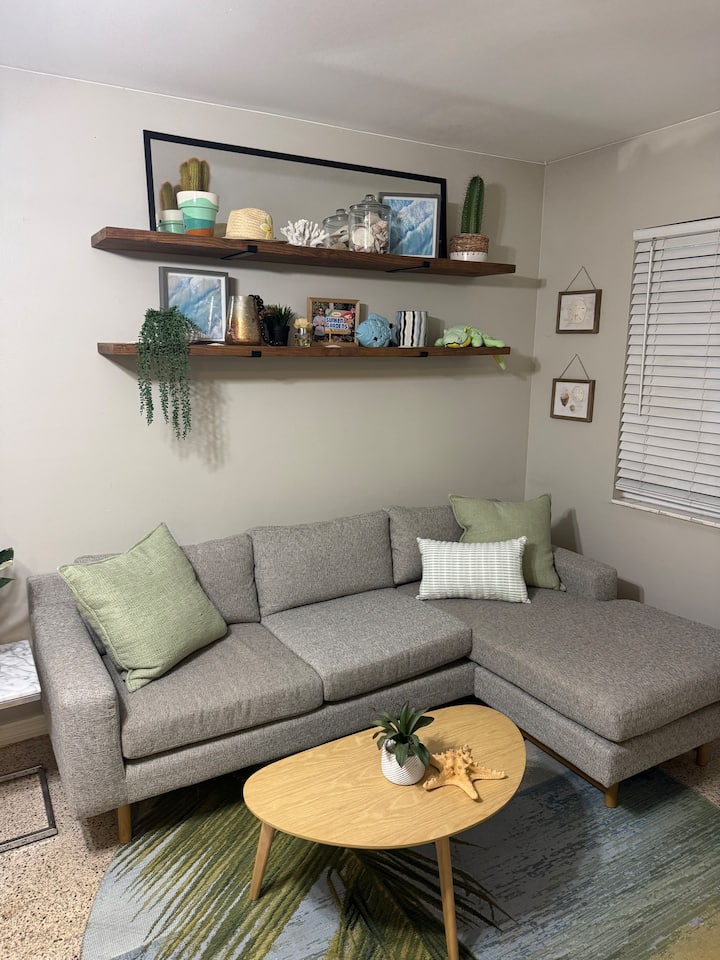 The Coastal Hideaway - St. Petersburg, FL