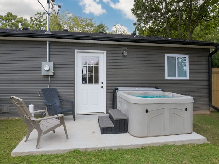 New Home W/ Hottub, 3 Bedrooms, Tons Of Space! - Saint Joseph