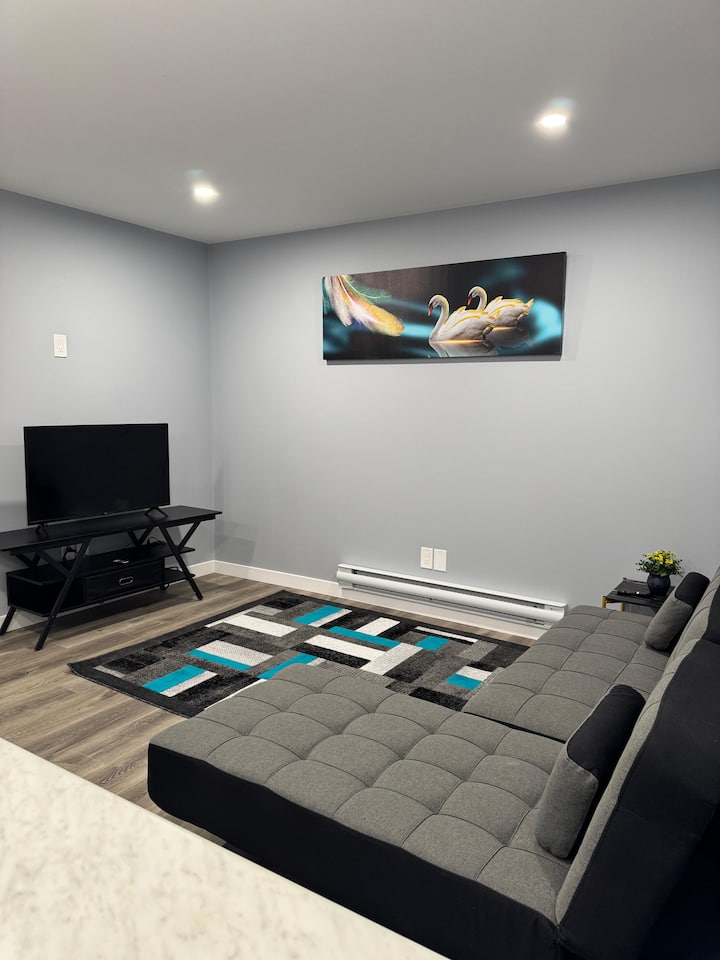 Cozy | Parking | Private Entry | Self Check-in - Regina