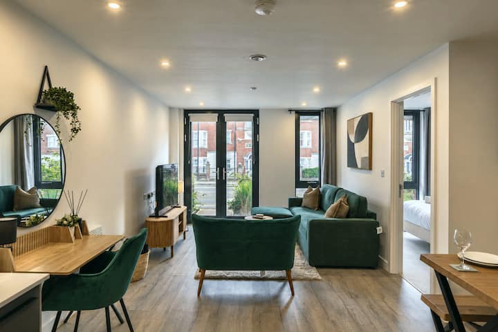2br York Apartment | Free Parking & Free Gym - York
