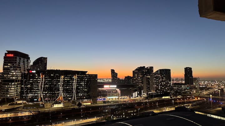 Marvel Views | Free Parking | Pool + Sauna - Melbourne