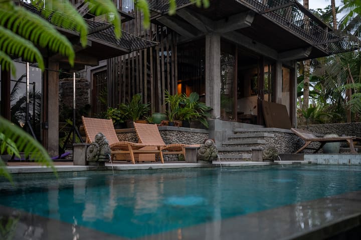 Hidden Getaway Handcrafted Wooden House - Indonesië