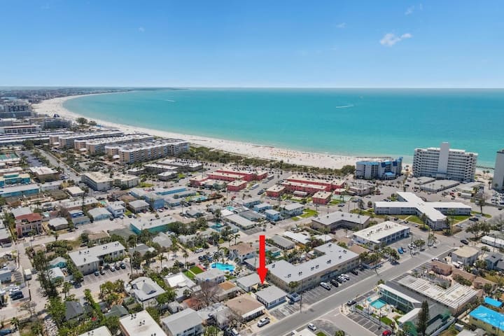 2/2 In St Pete Beach! 2 Blocks To Beach Access! - St. Pete Beach, FL