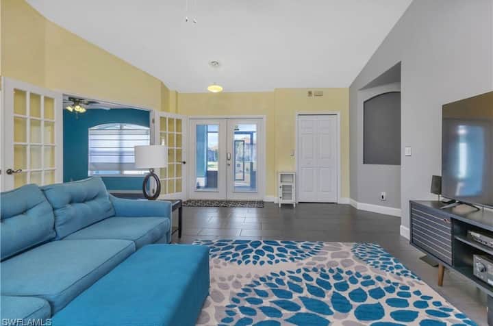 Pool, Jacuzzi & Spacious Backyard Near The Coast - Burnt Store Marina