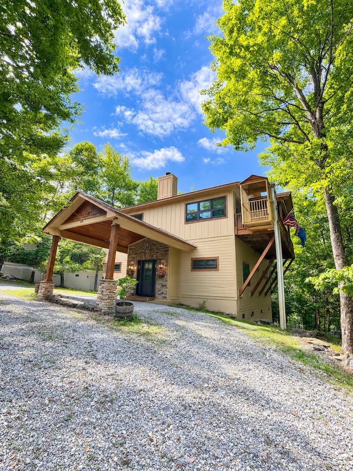 Eagle Rock | Hot Tub | Pool Table | Fire Pit - Beech Mountain, NC