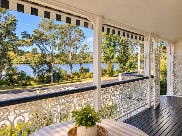 Queenslander With River Views - Australia
