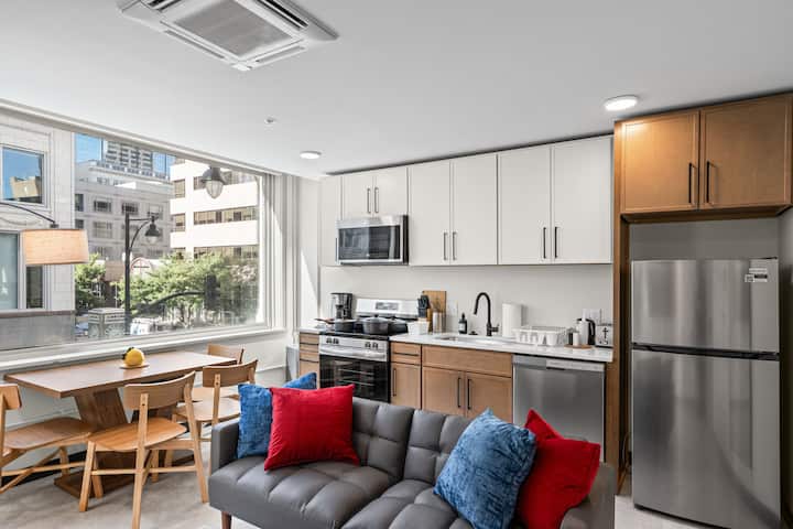 Central Flat: Free Attached Parking | Rooftop |Gym - Kansas City, MO