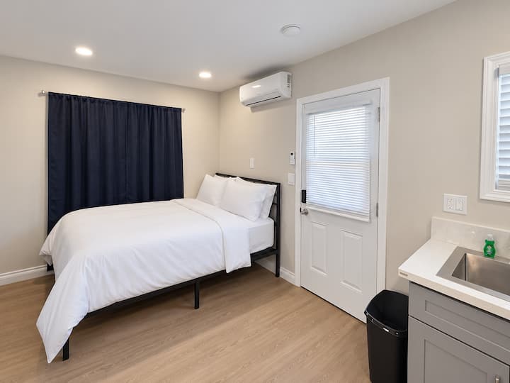 Private Studio | Gas Stove & Free Parking 24-b - Monrovia, CA