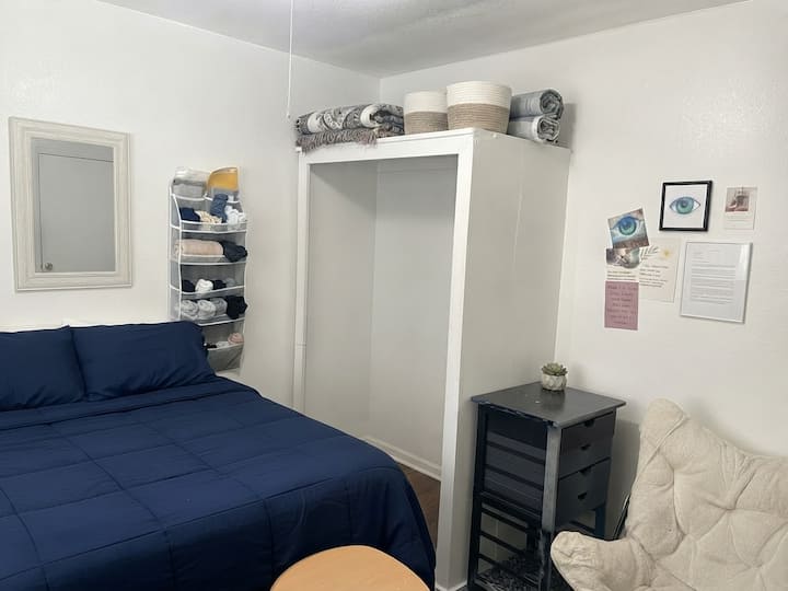 Small 1 Bedroom Apartment, Shared Bathroom - Coos Bay
