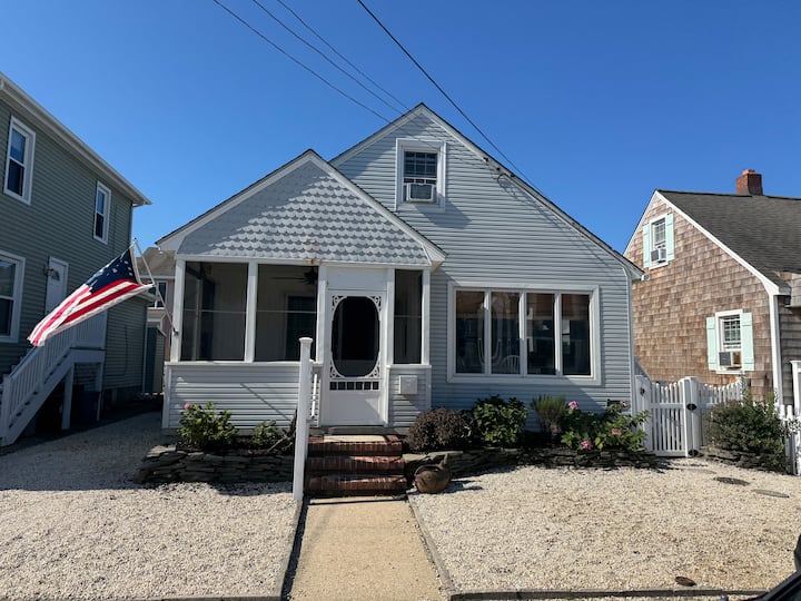 Cozy Lbi Beach Cottage  Steps Away From The Beach - Beach Haven, NJ